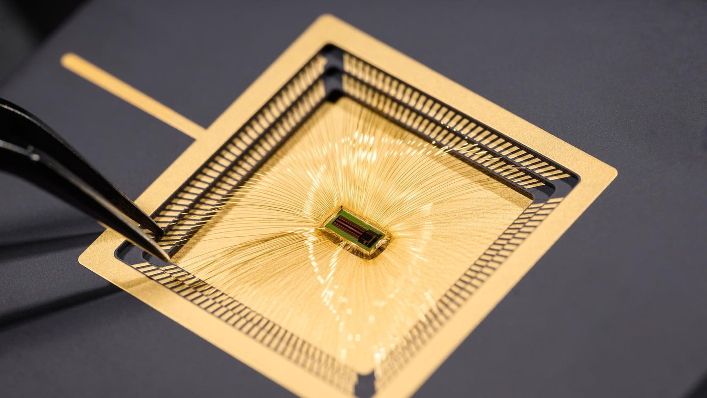 Revolutionary Miniature Brain-Machine Interface Unveiled